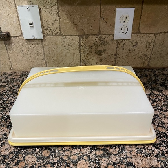 Tupperware | Kitchen | Vintage Rectangular Tupperware Covered Cake ...